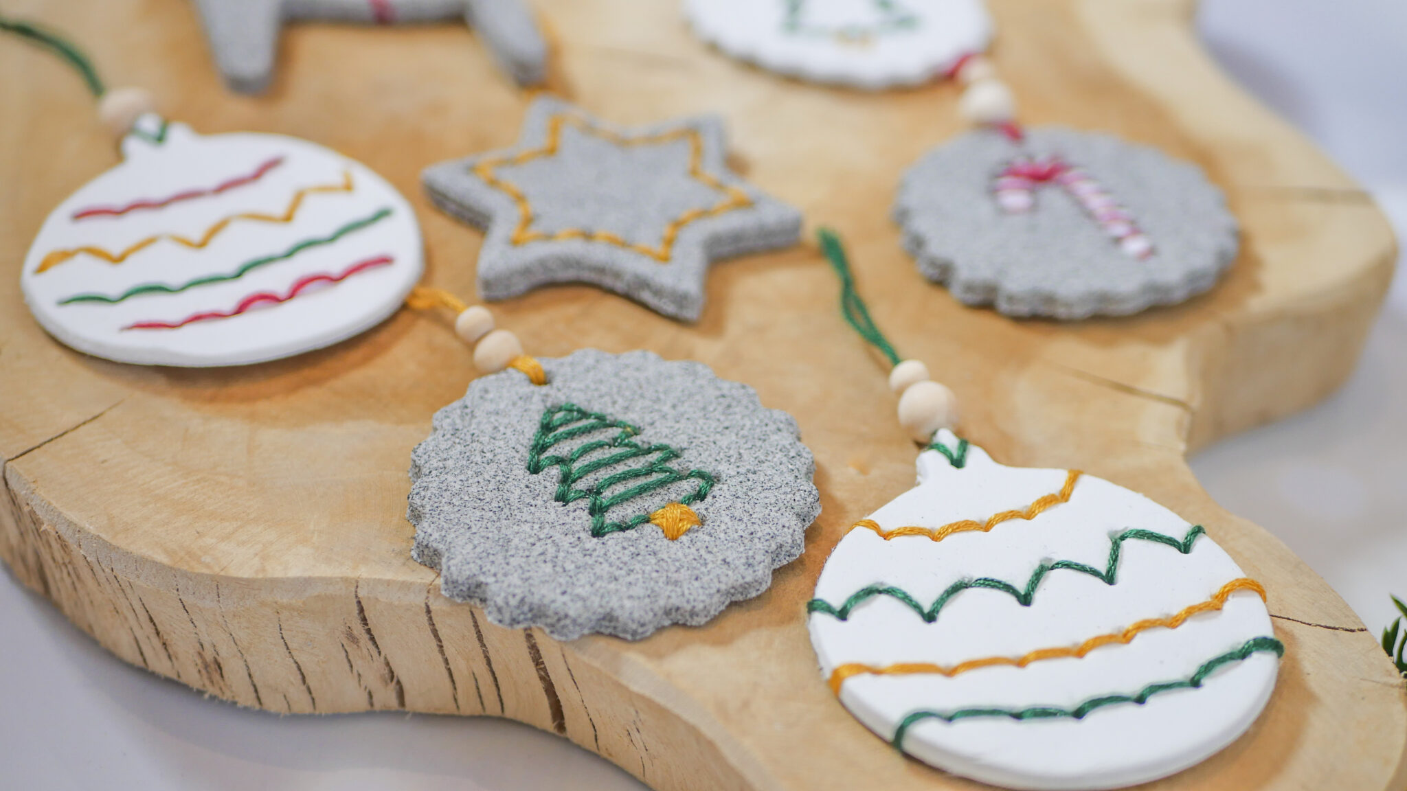 Bestickte Anhänger aus Modelliermasse — Scandify Your Life